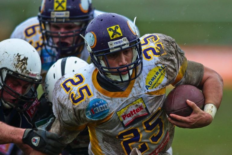 How Many Players Are There on an American Football Team in Total? - American Football